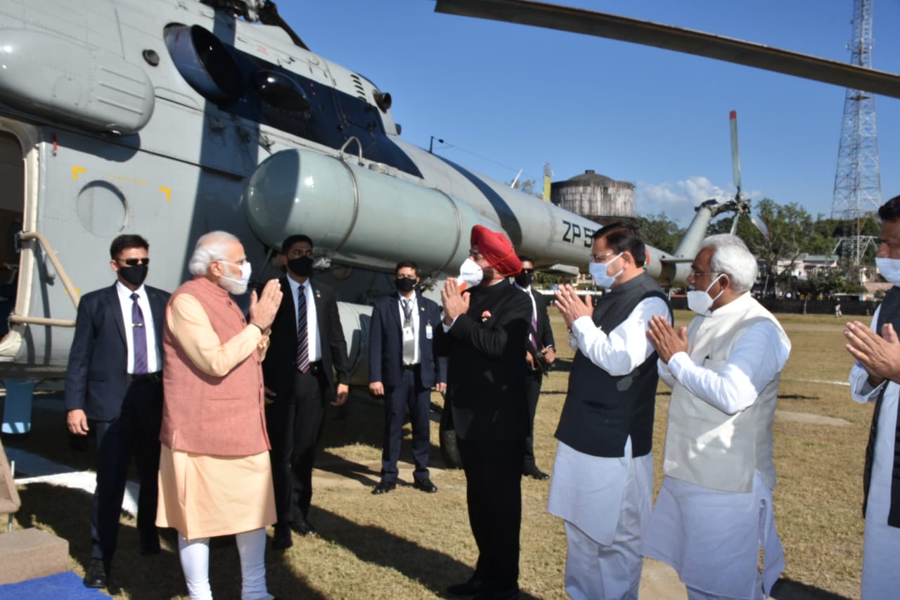 मोदी के देहरादून आगमन पर गवर्नर एवं मुख्यमंत्री ने किया स्वागत - Parvatiya