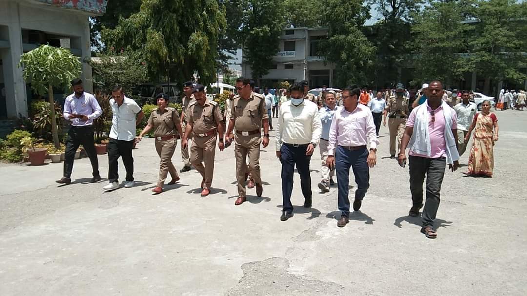 जिलाधिकारी ने ऋषिकेश में चारधाम यात्रा की विभिन्न व्यवस्थाओं का किया ...