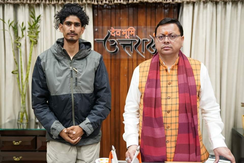 रोहित भट्ट ने सबसे ऊंची पर्वत चोटी पर फहराया तिरंगा - Parvatiya